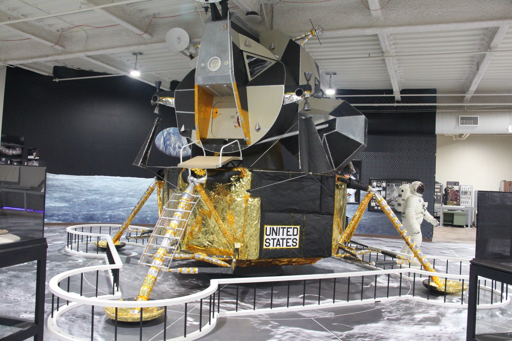 Return to the Computer Museum of America | The Apollo Education ...